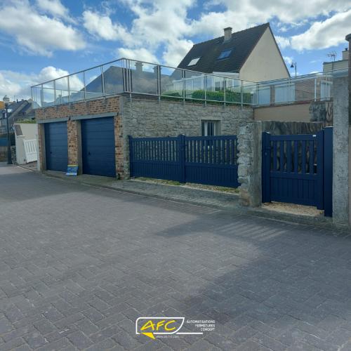 Une devanture de maison complète : pose d’un ensemble portes de garage ...